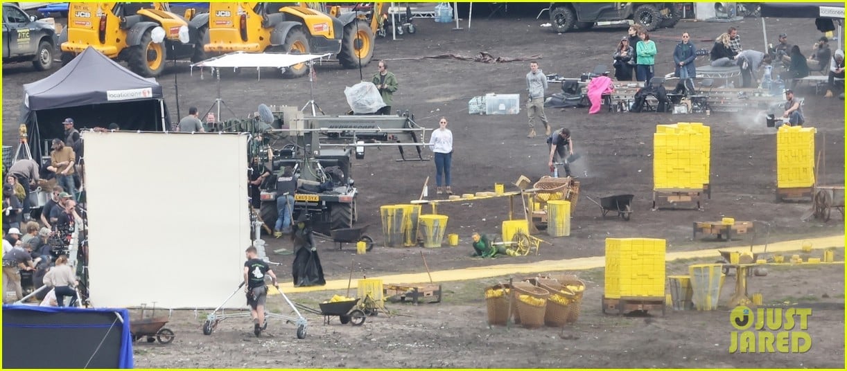 'Wicked' Set Photos Show Cynthia Erivo & Her Stunt Double Flying as ...