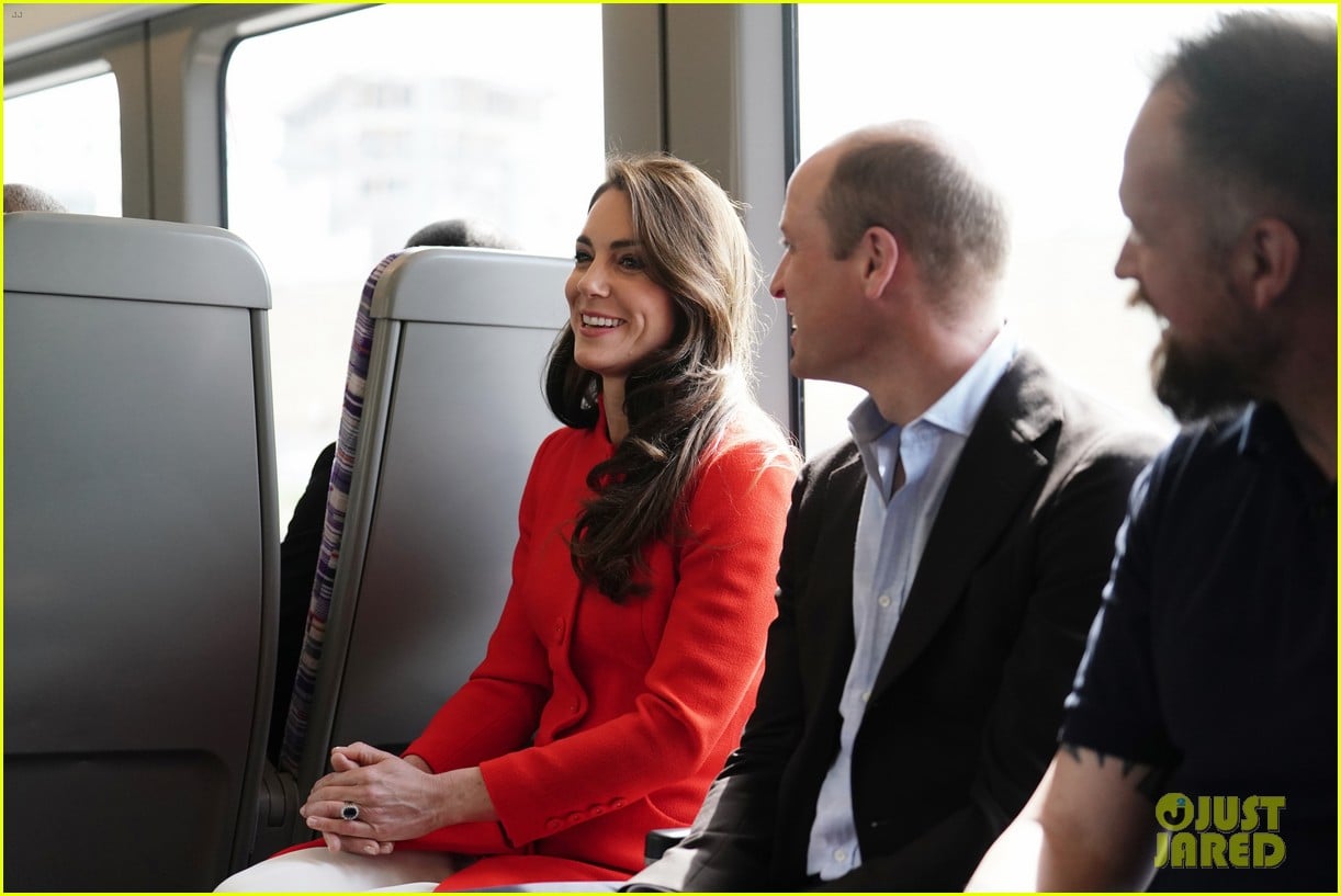 Prince William & Kate Middleton Enjoy Pints at a Pub, Ride Public ...