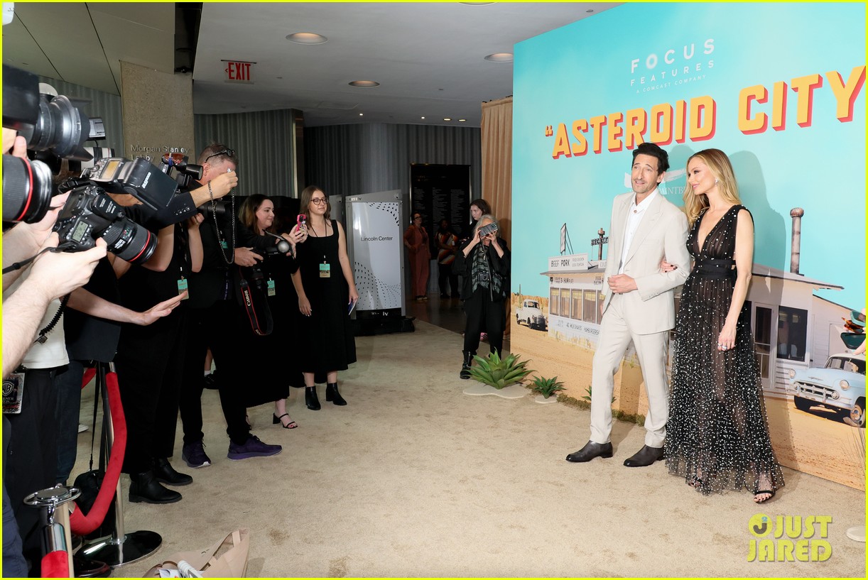 Scarlett Johansson, Maya Hawke & Margot Robbie Go Classic in Black & White Looks For 'Asteroid ...