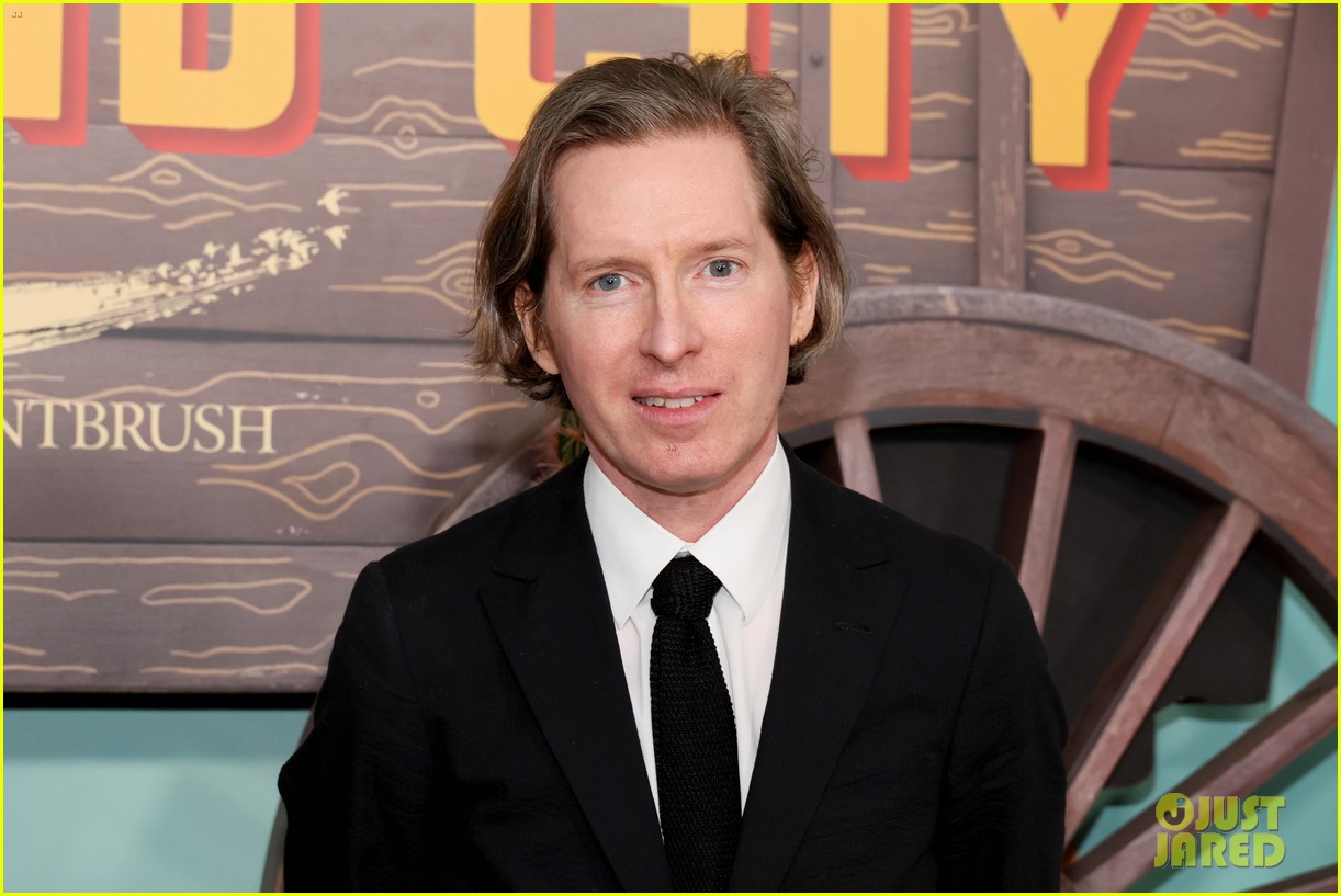 Scarlett Johansson, Maya Hawke & Margot Robbie Go Classic in Black ...