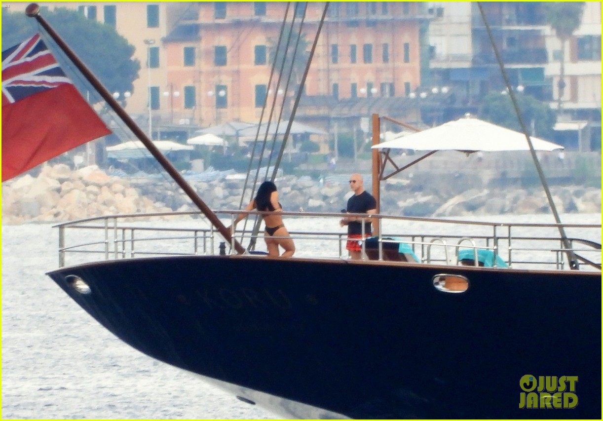 Jeff Bezos Spotted Playing Photographer for Lauren Sanchez on His $500 ...