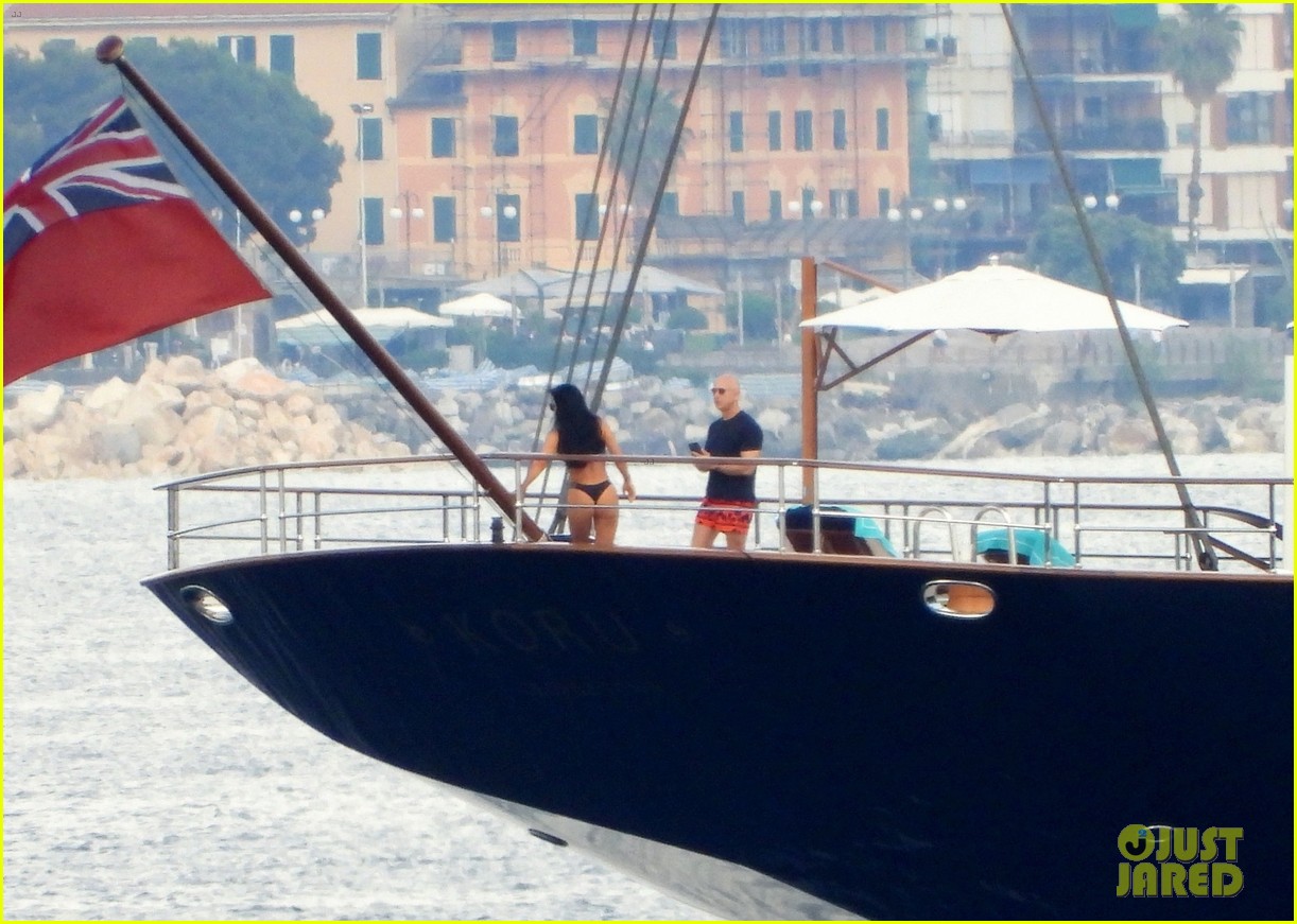 Jeff Bezos Spotted Playing Photographer for Lauren Sanchez on His $500 ...