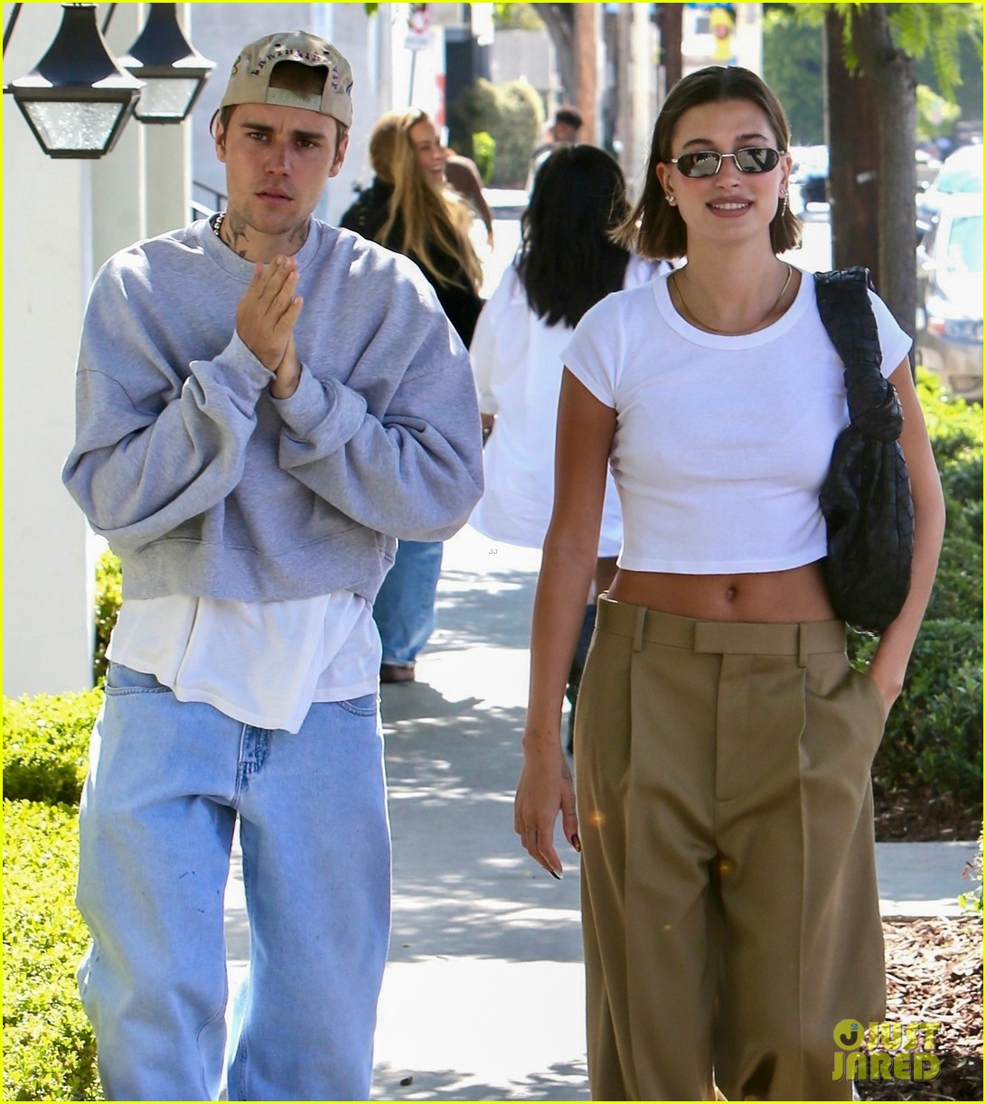 Justin & Hailey Bieber Step Out for Breakfast Date in WeHo: Photo ...