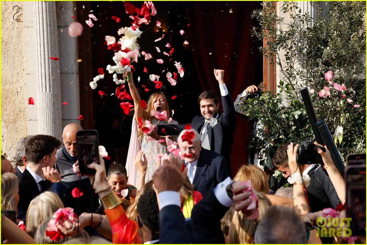Gerard Pique & Girlfriend Clara Chia Attend His Brother's Wedding in ...
