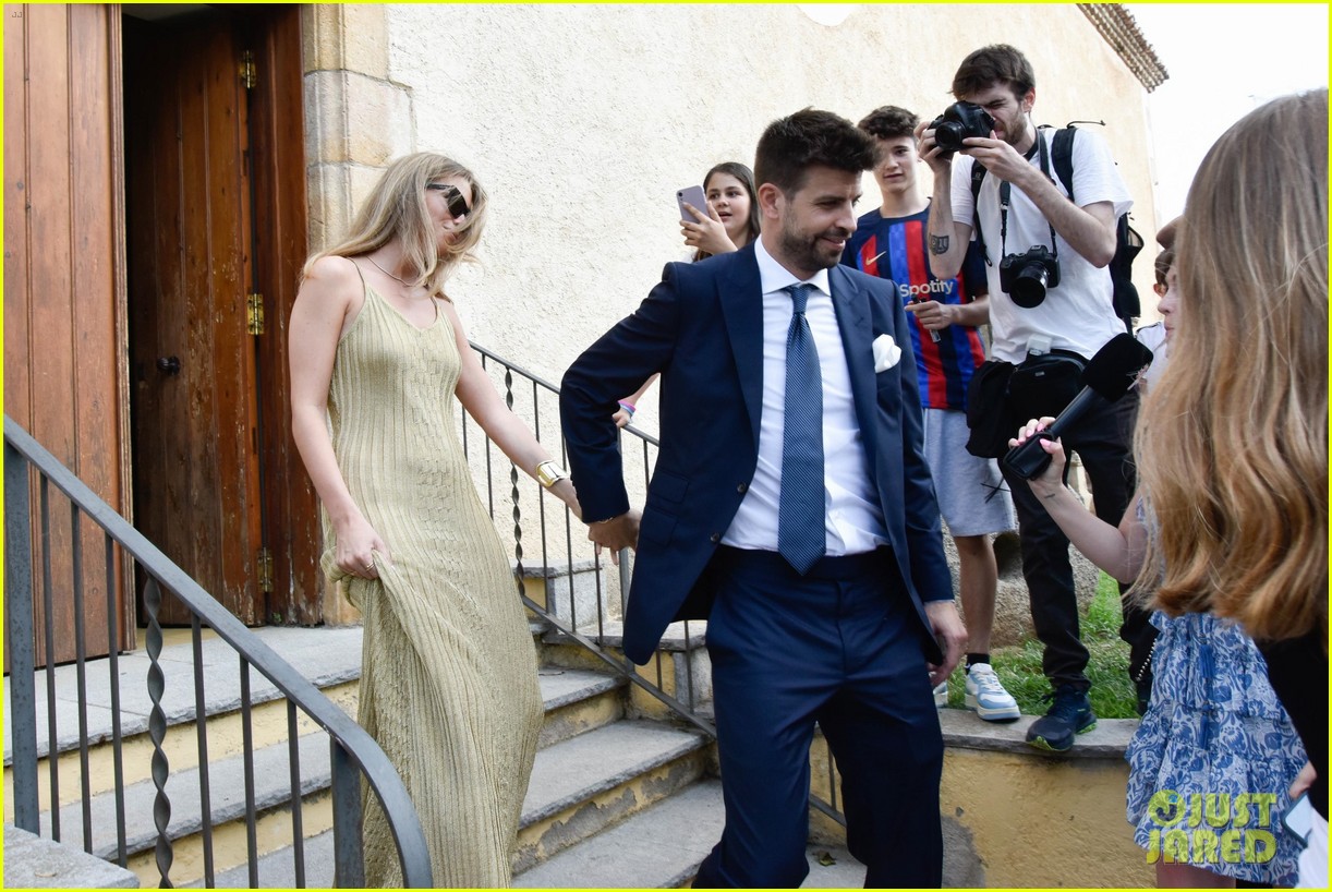 Gerard Pique & Girlfriend Clara Chia Attend His Brother's Wedding in ...
