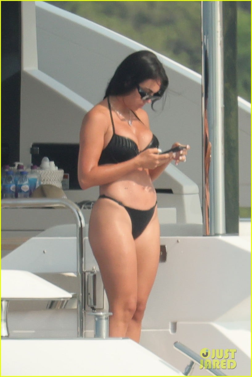 Cristiano Ronaldo Shows Off Ripped Physique While Going Shirtless on Vacation in Italy: Photo ...