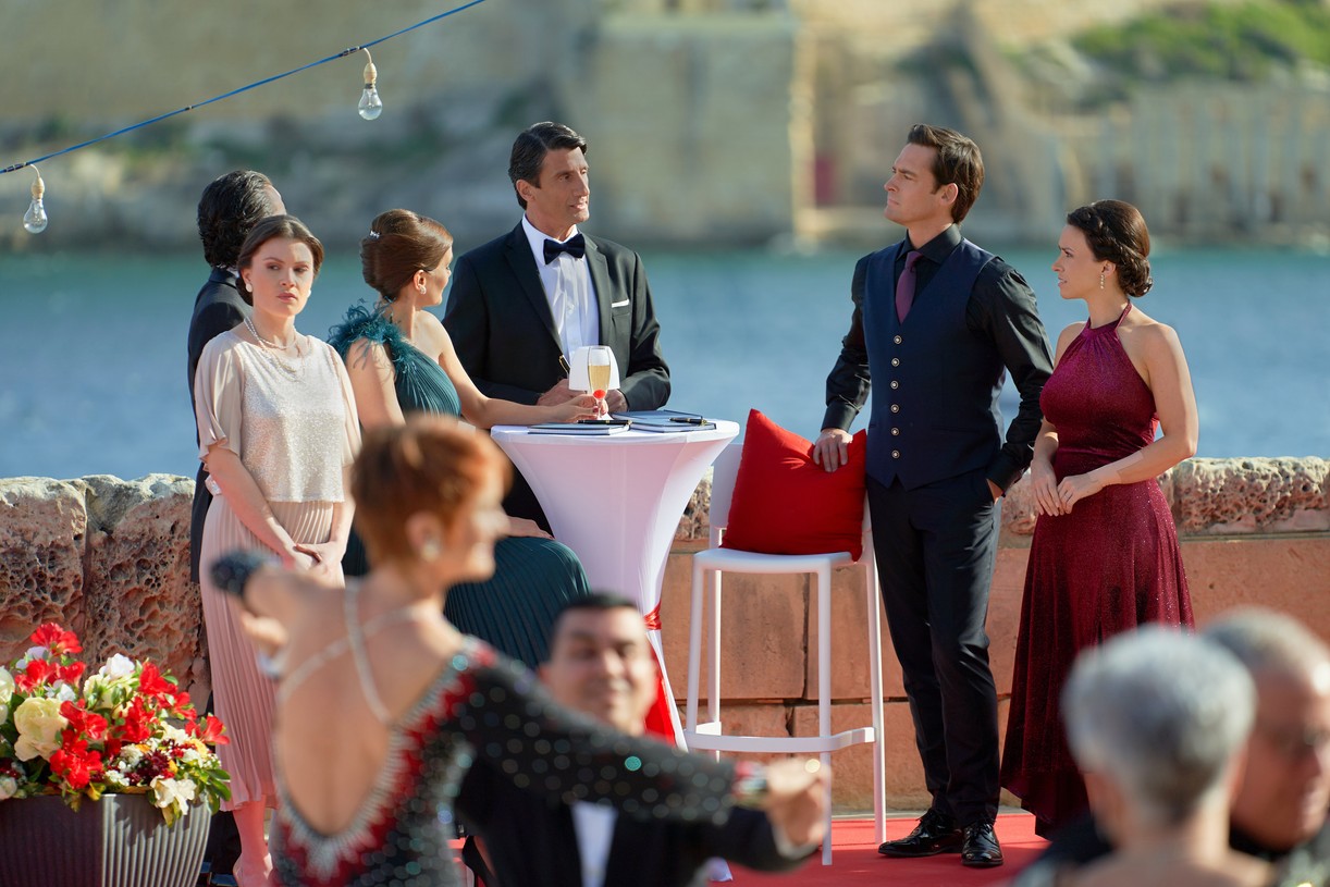 Lacey Chabert & Will Kemp Reunite In Hallmark Movies & Mysteries' New ...