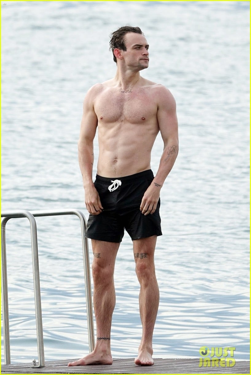 Photo Thomas Doherty Shirtless In Lake Como 10 Photo 4947814 Just