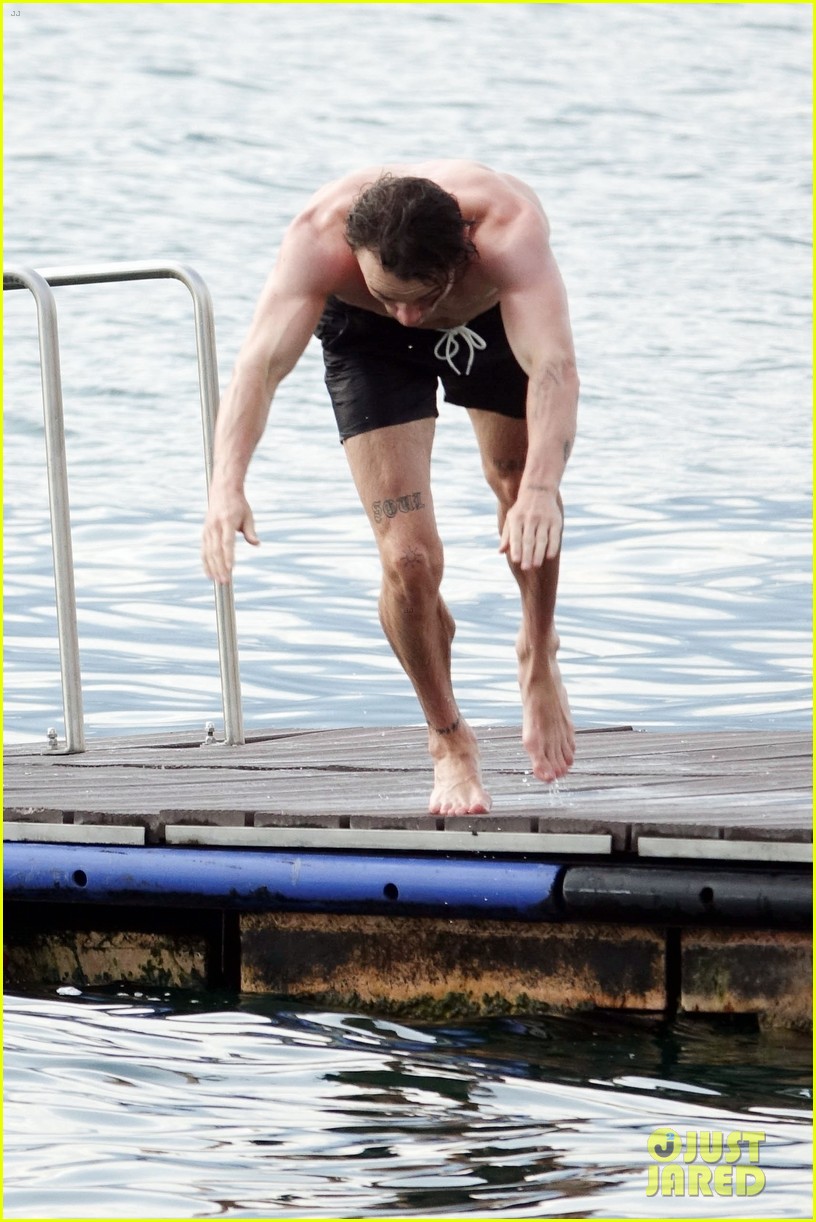 Photo: thomas doherty shirtless in lake como 30 | Photo 4947834 | Just ...