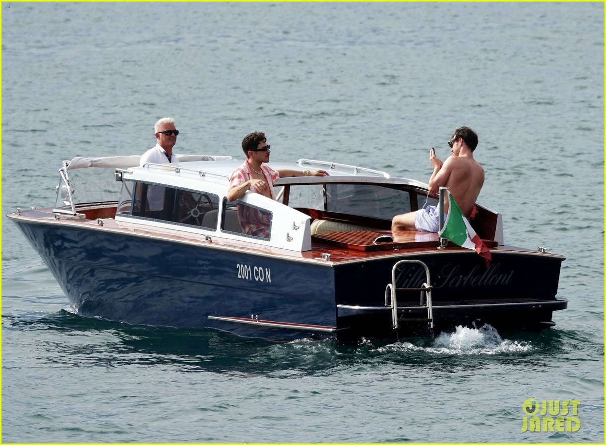 Thomas Doherty Goes Shirtless While Enjoying a Lake Como Vacation ...