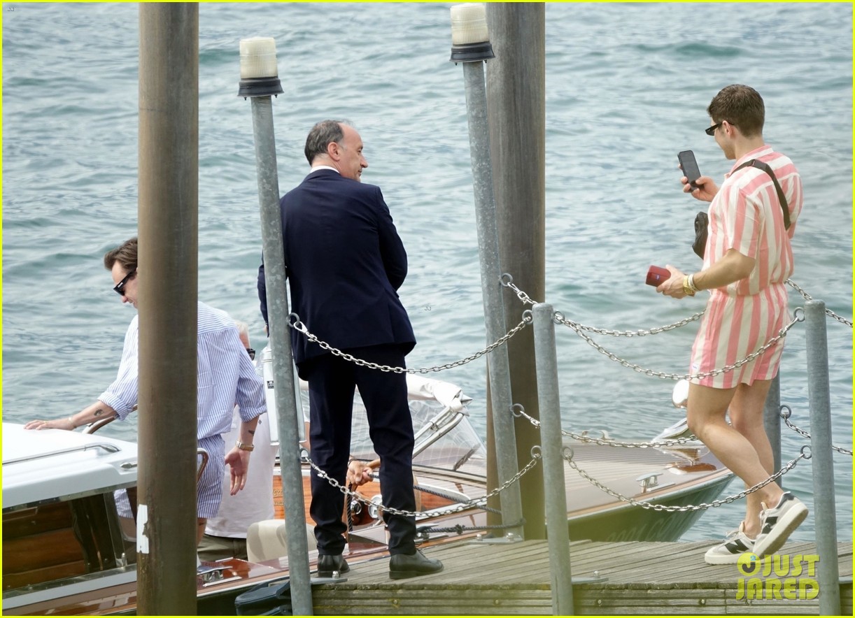 Thomas Doherty Goes Shirtless While Enjoying a Lake Como Vacation ...