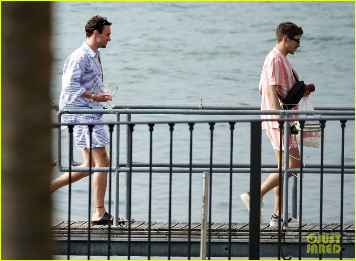 Thomas Doherty Goes Shirtless While Enjoying a Lake Como Vacation ...