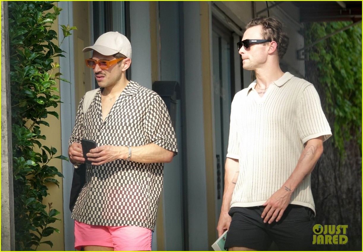 Thomas Doherty Goes Shirtless While Enjoying a Lake Como Vacation ...