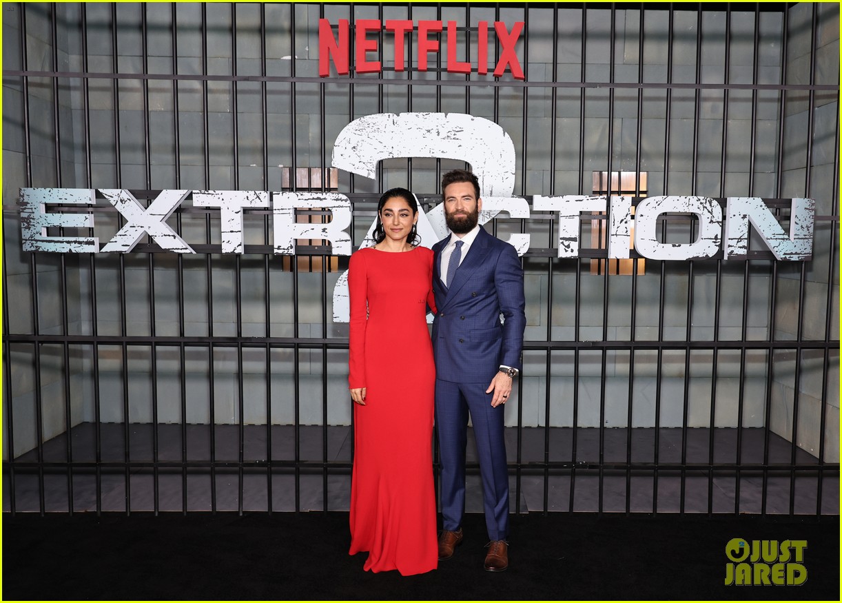 Chris Hemsworth Gets Support From Brothers Liam & Luke at 'Extraction 2 ...