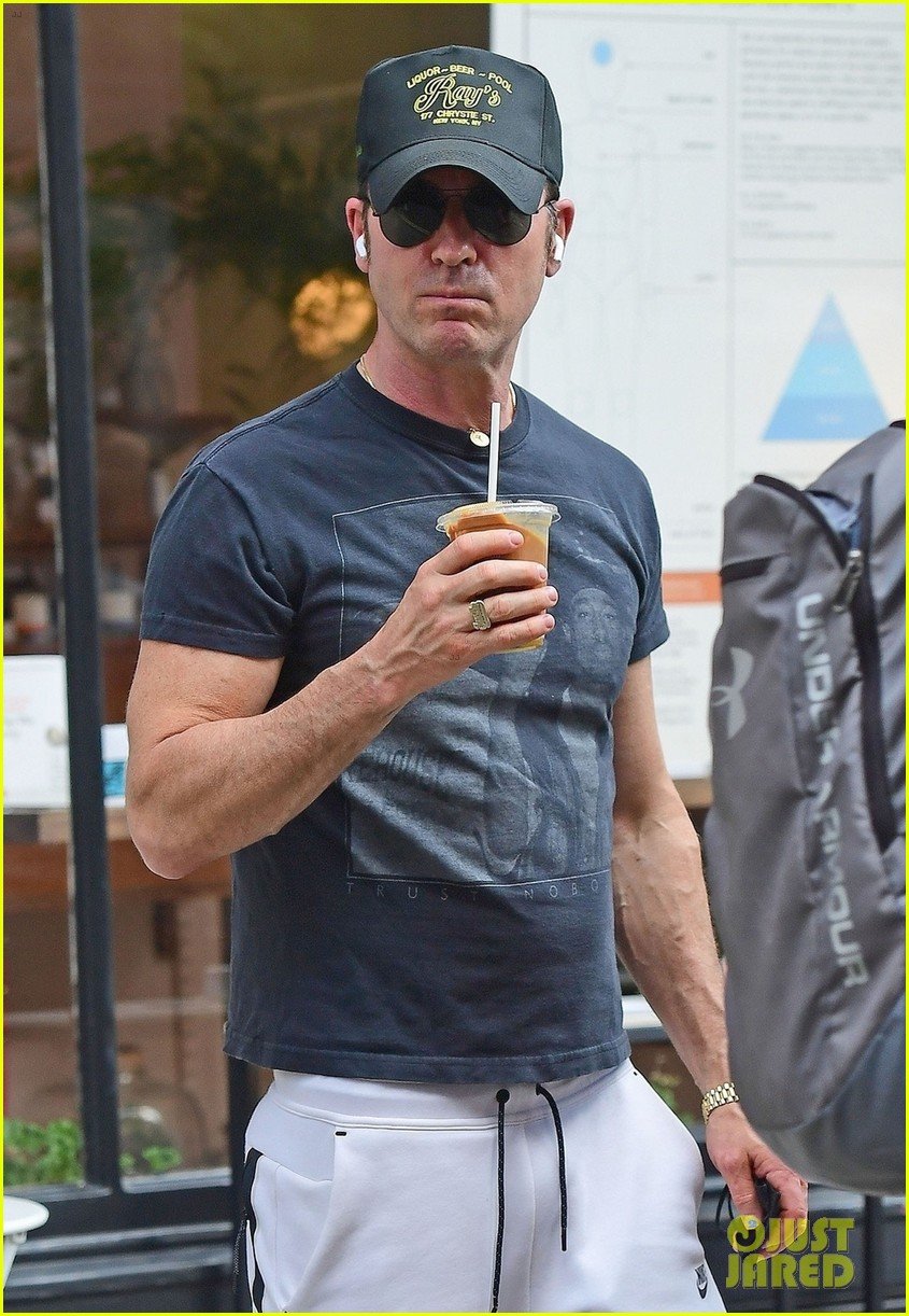 Justin Theroux Shows Off His Muscles During Day Out in London: Photo ...