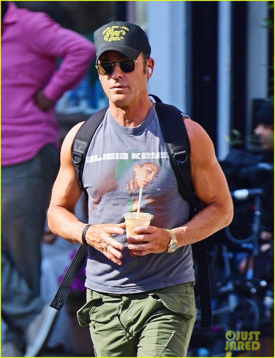 Justin Theroux Shows Off His Muscles During Day Out in London: Photo ...