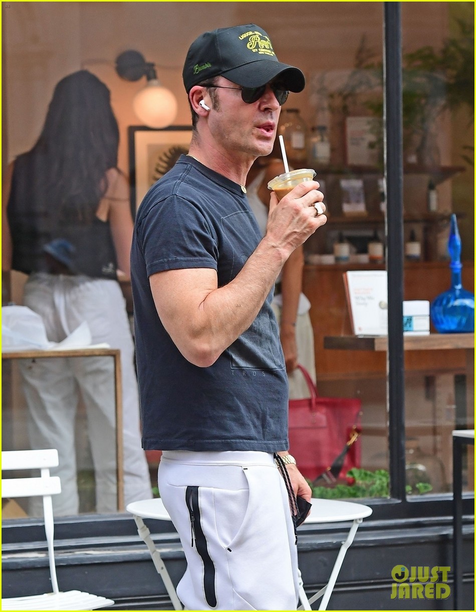 Justin Theroux Shows Off His Muscles During Day Out in London: Photo ...