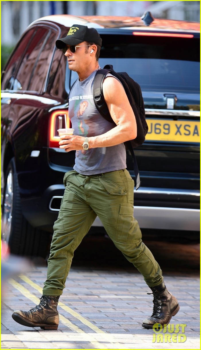 Justin Theroux Shows Off His Muscles During Day Out in London: Photo ...