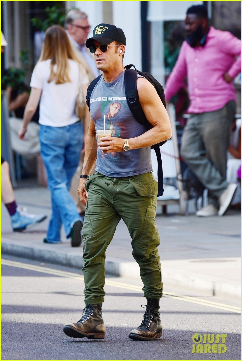Justin Theroux Shows Off His Muscles During Day Out in London: Photo ...