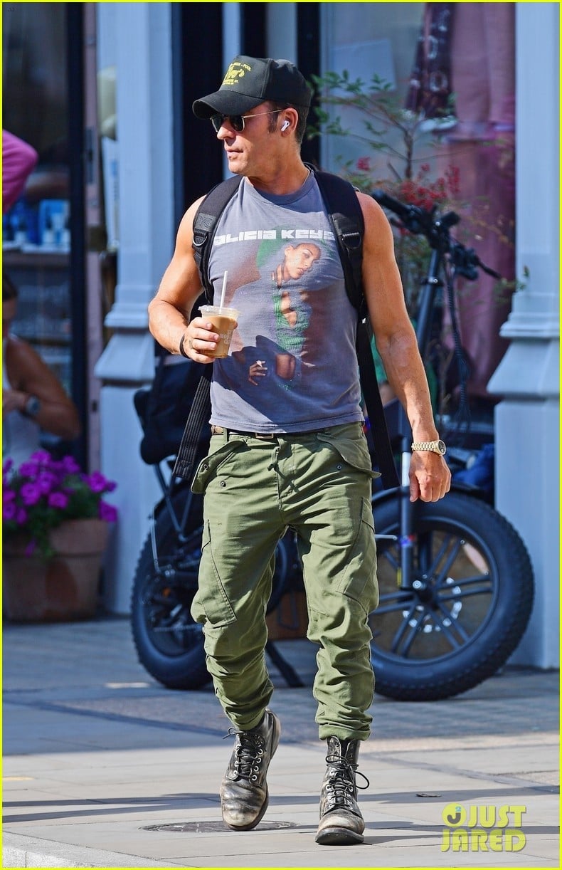 Justin Theroux Shows Off His Muscles During Day Out in London: Photo ...