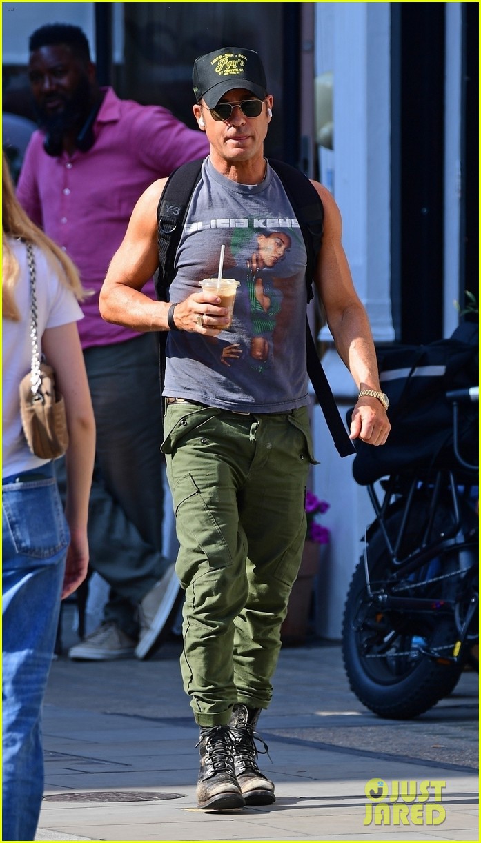 Justin Theroux Shows Off His Muscles During Day Out in London: Photo ...