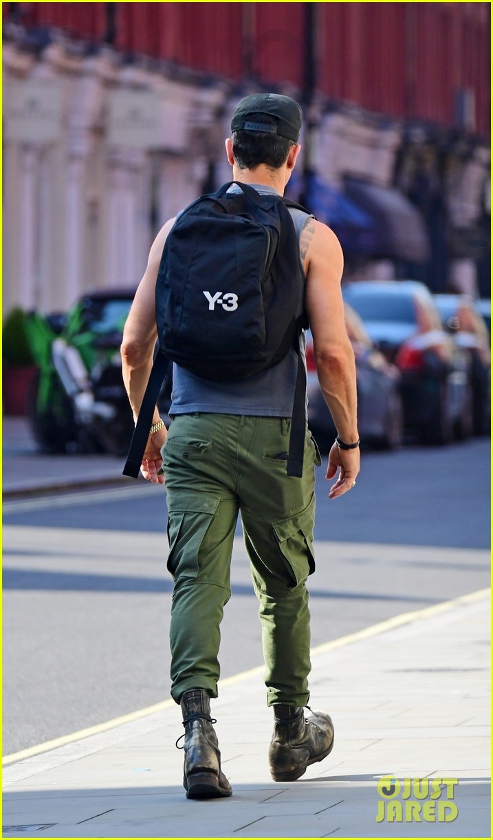 Justin Theroux Shows Off His Muscles During Day Out in London: Photo ...