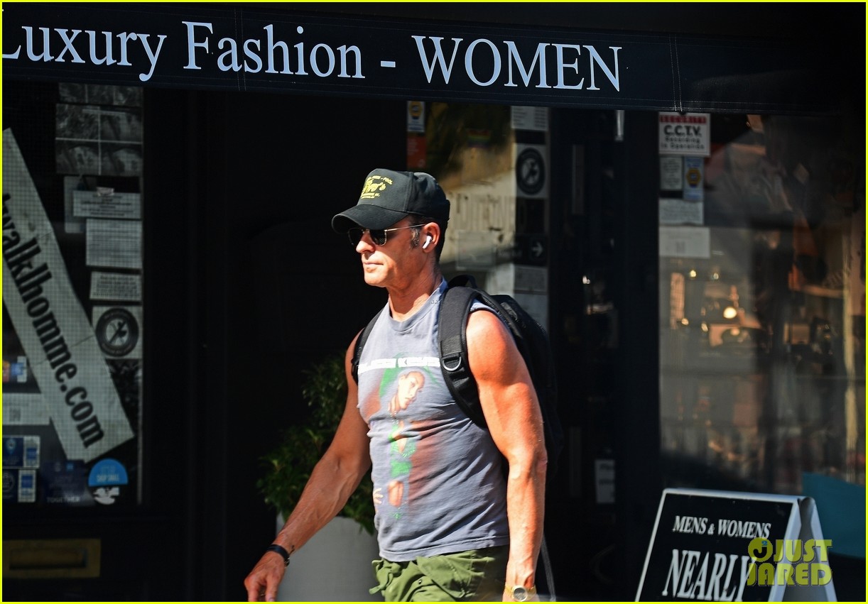 Justin Theroux Shows Off His Muscles During Day Out in London: Photo ...