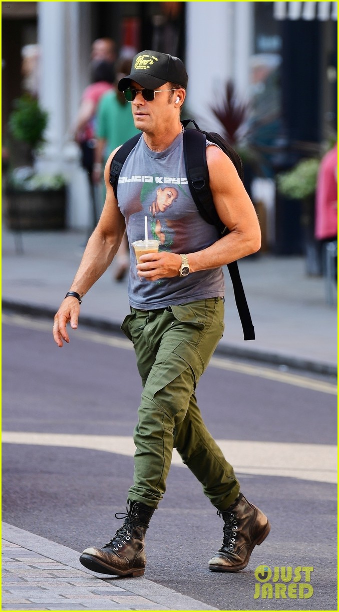 Justin Theroux Shows Off His Muscles During Day Out in London: Photo ...