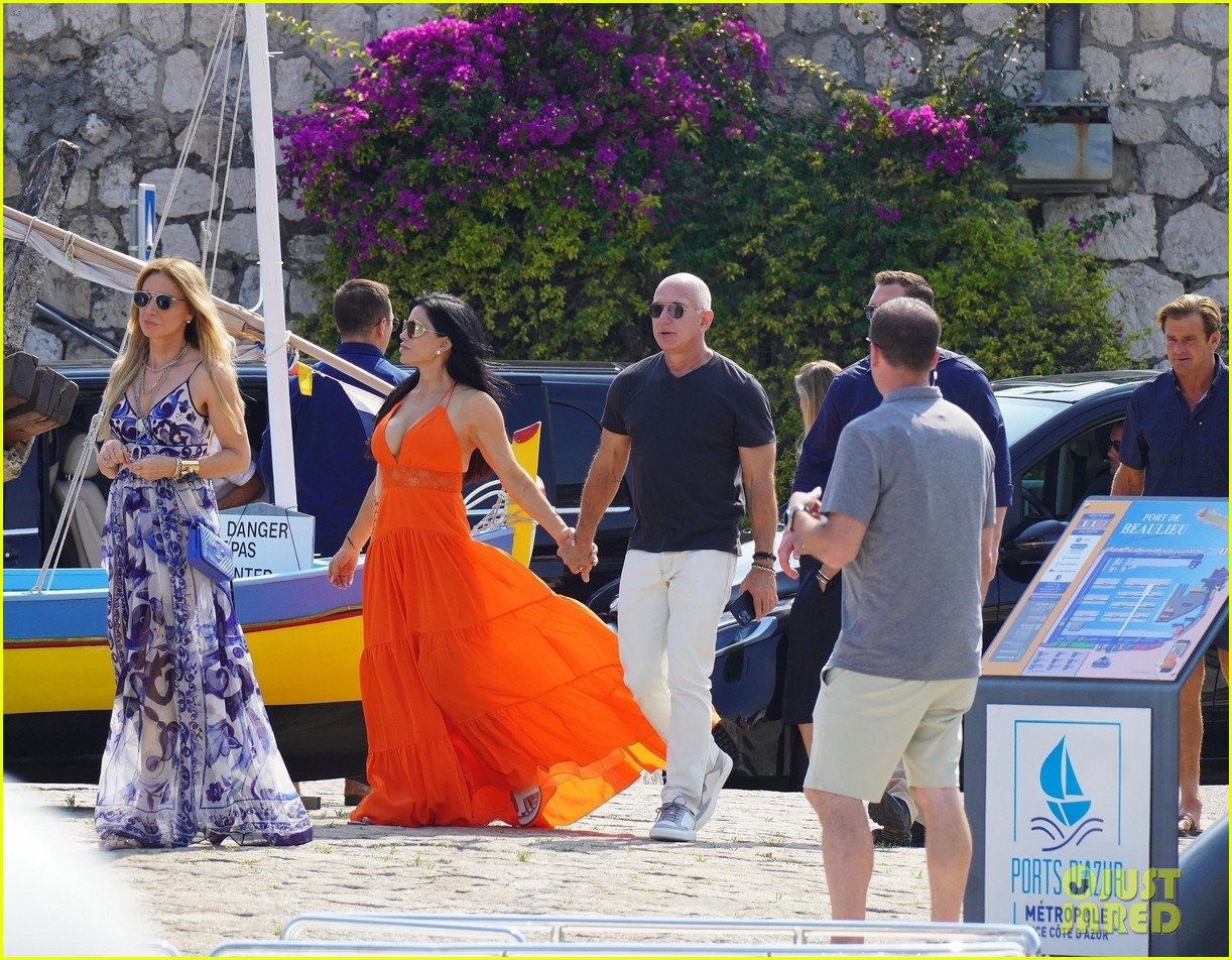 Jeff Bezos & Fiancee Lauren Sanchez Hold Hands on Romantic Getaway in ...
