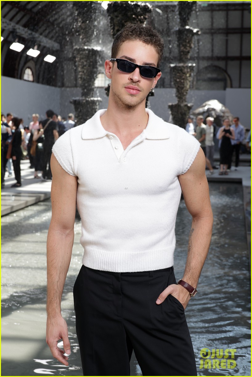 Edgar Ramirez Shows Off His Muscles at Loewe Fashion Show Alongside ...