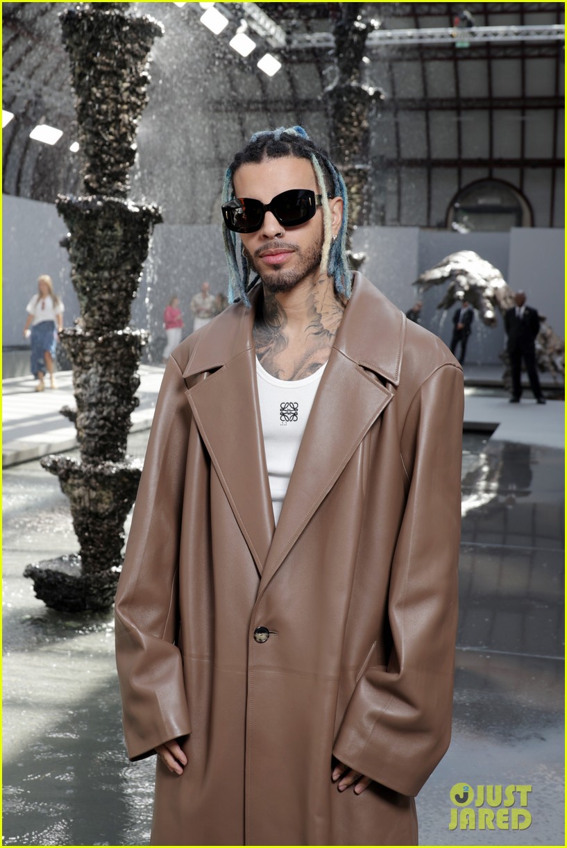 Edgar Ramirez Shows Off His Muscles at Loewe Fashion Show Alongside ...