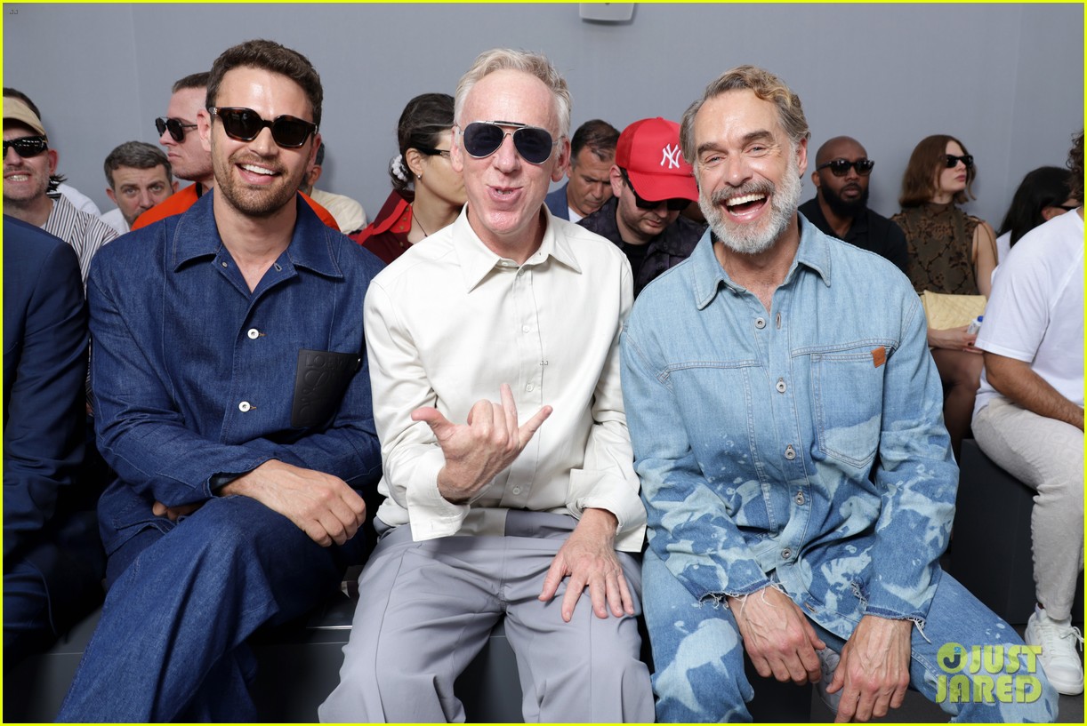 Edgar Ramirez Shows Off His Muscles at Loewe Fashion Show Alongside ...