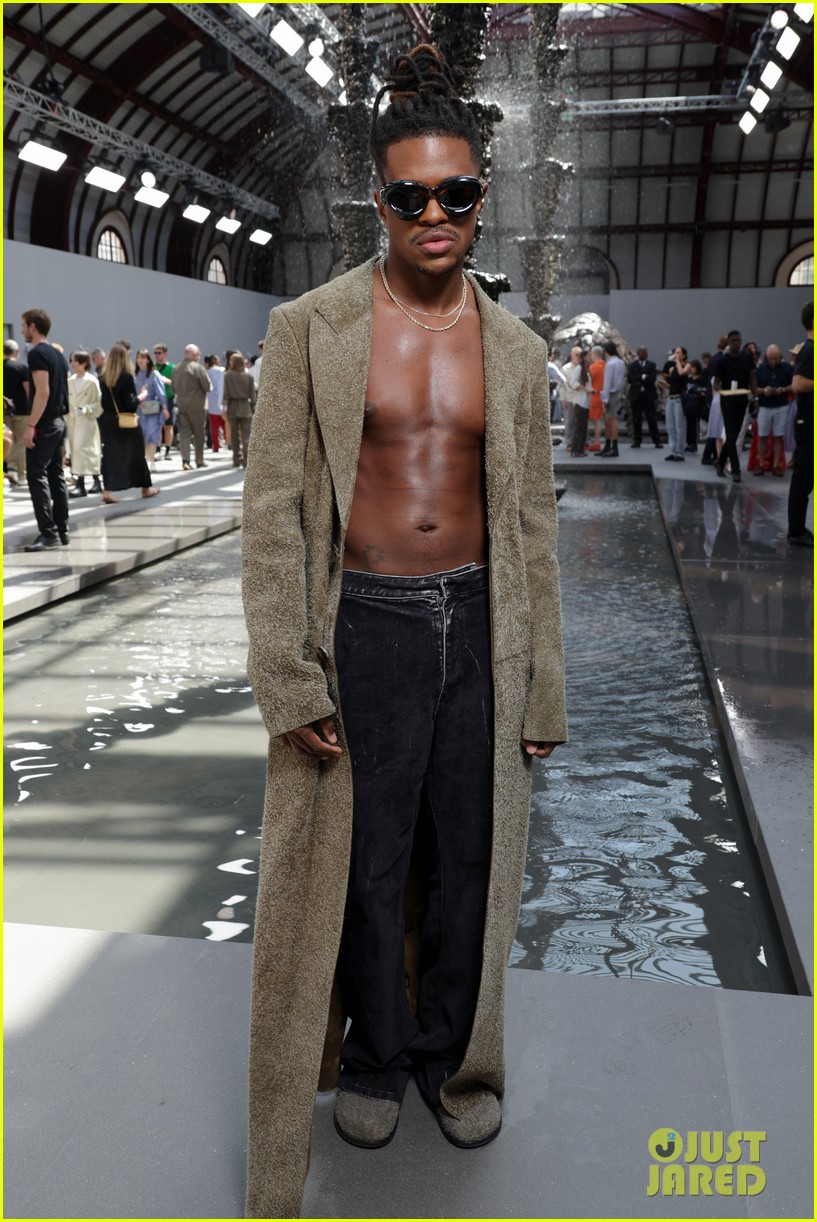 Edgar Ramirez Shows Off His Muscles at Loewe Fashion Show Alongside ...