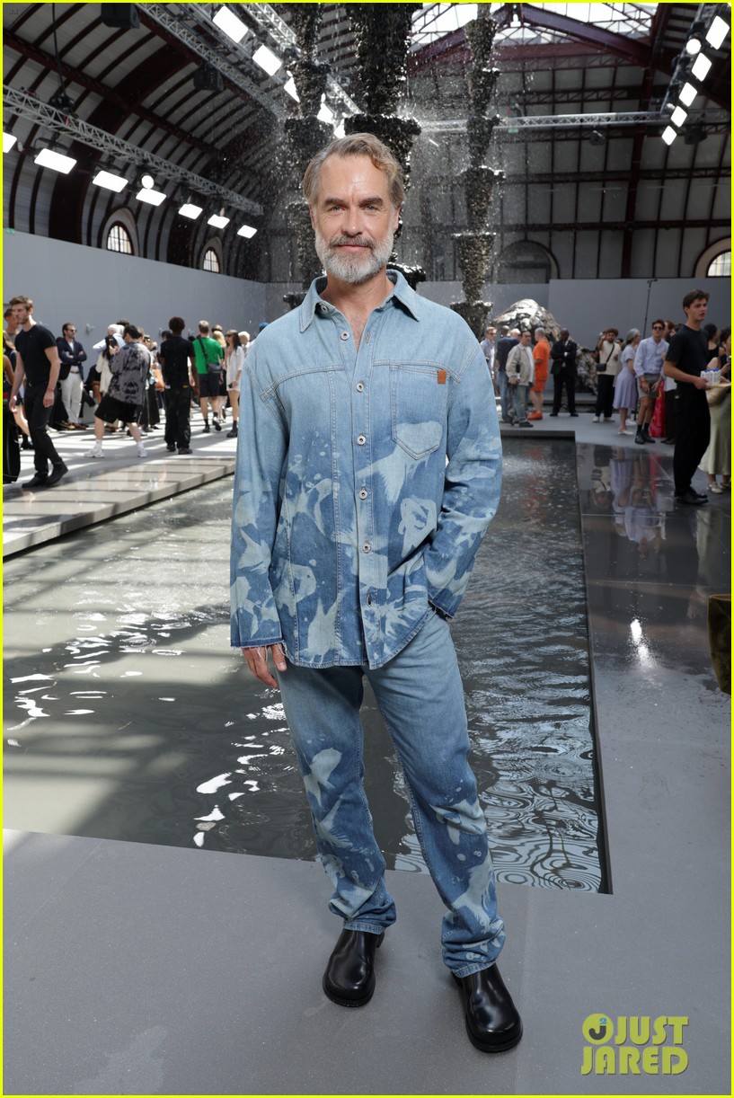 Edgar Ramirez Shows Off His Muscles at Loewe Fashion Show Alongside ...