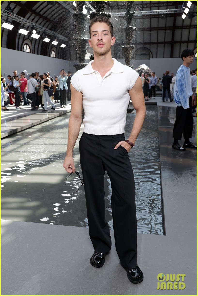 Edgar Ramirez Shows Off His Muscles at Loewe Fashion Show Alongside ...
