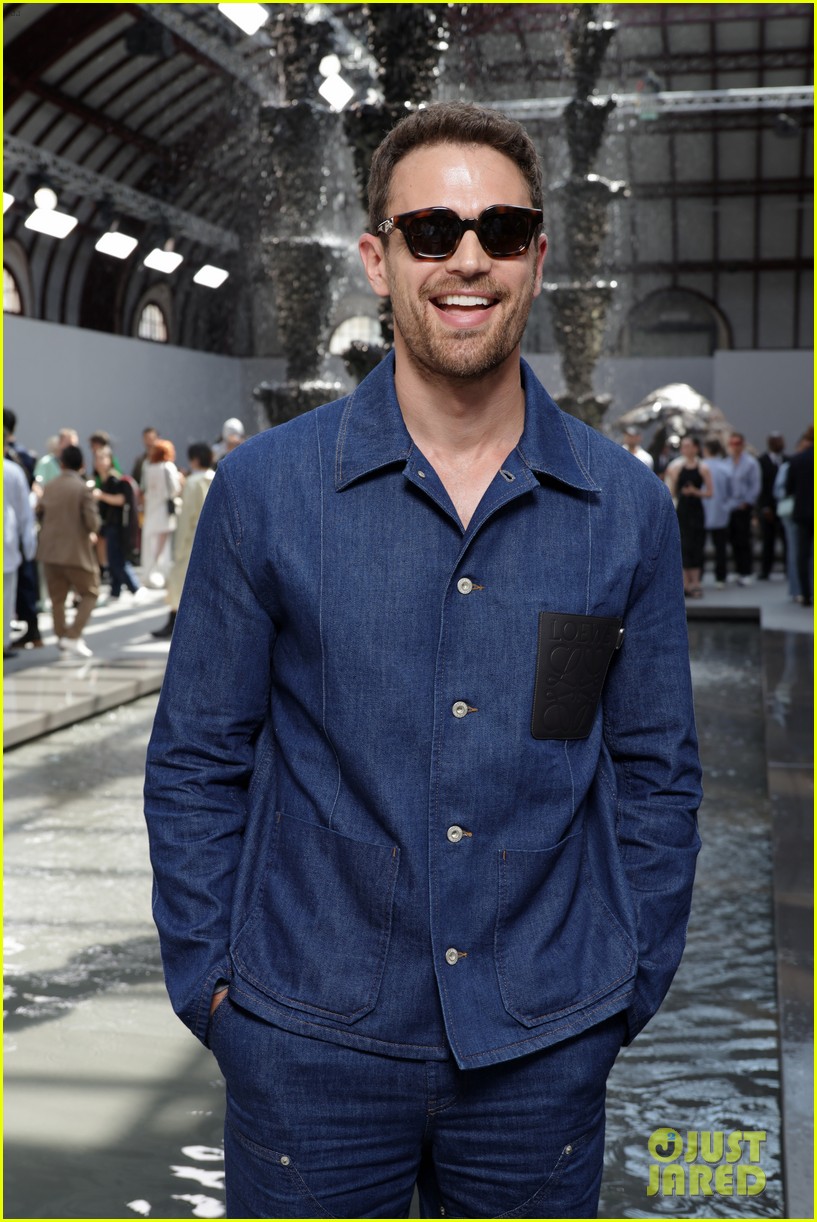 Edgar Ramirez Shows Off His Muscles at Loewe Fashion Show Alongside ...