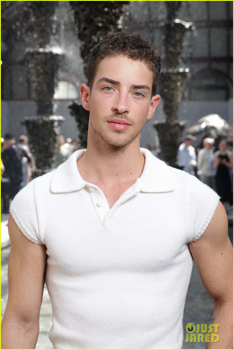 Edgar Ramirez Shows Off His Muscles at Loewe Fashion Show Alongside ...