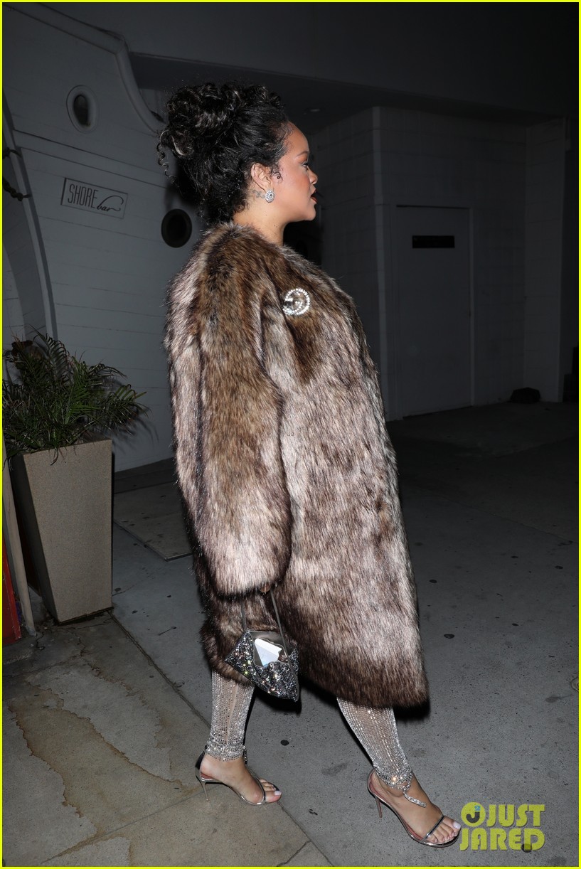 Pregnant Rihanna Rocks Fur Coat for Dinner in Santa Monica: Photo ...