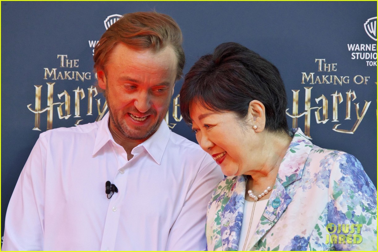 Tom Felton Gets Reacquainted With His 'Harry Potter' Wand While ...