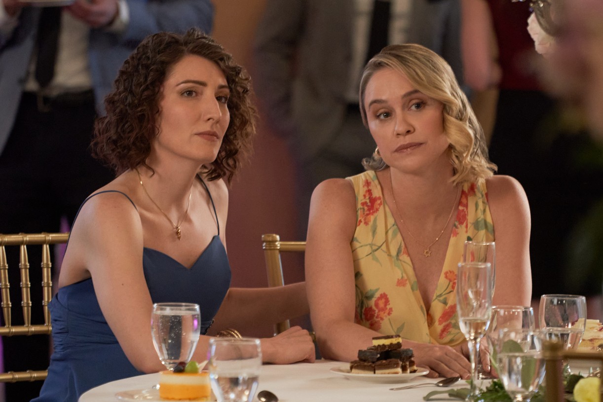 Becca Tobin & Jake Epstein Try To Plan A Wedding With Meddling Mothers ...