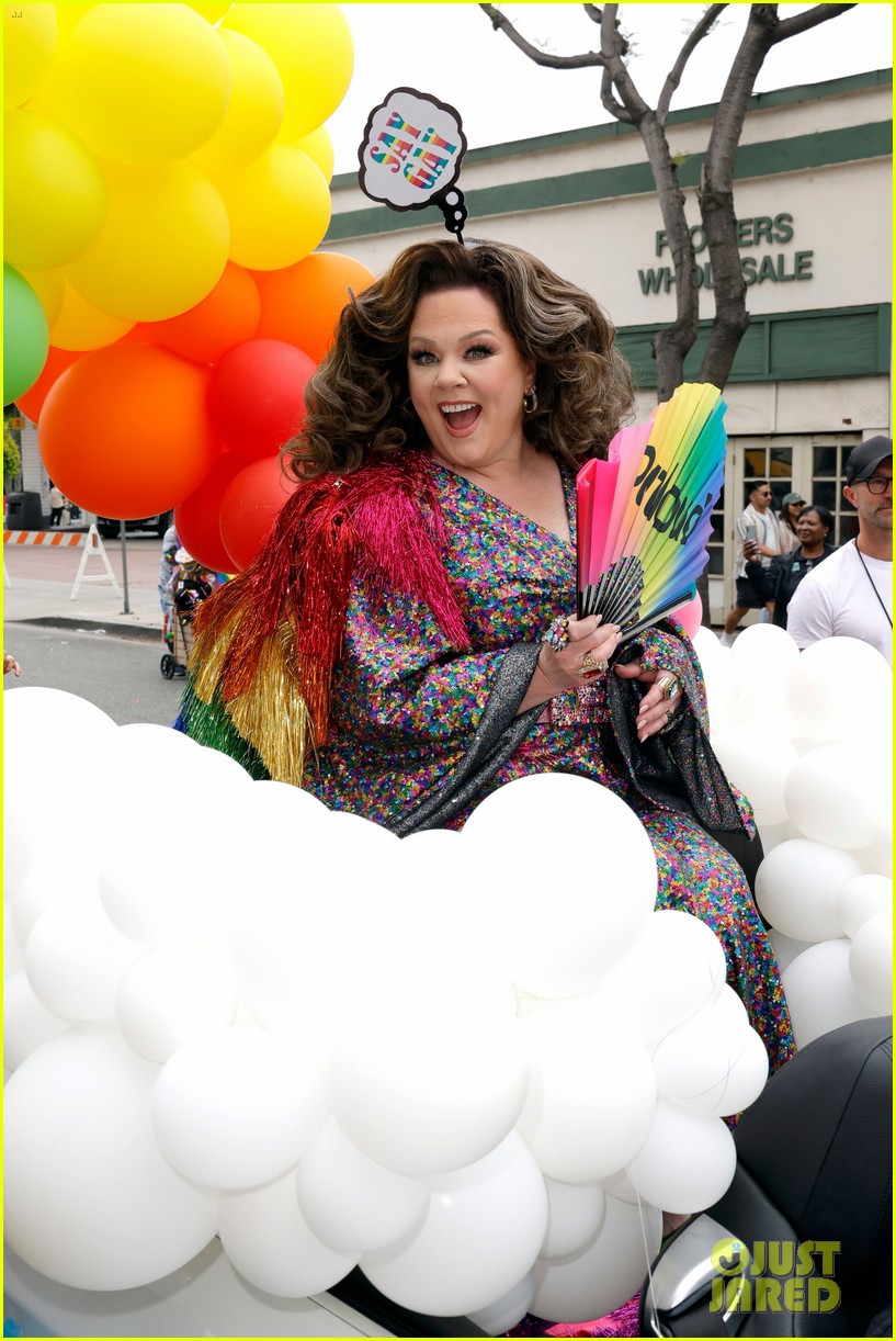Melissa McCarthy & Niecy Nash-Betts are WeHo Pride Parade Icons with ...