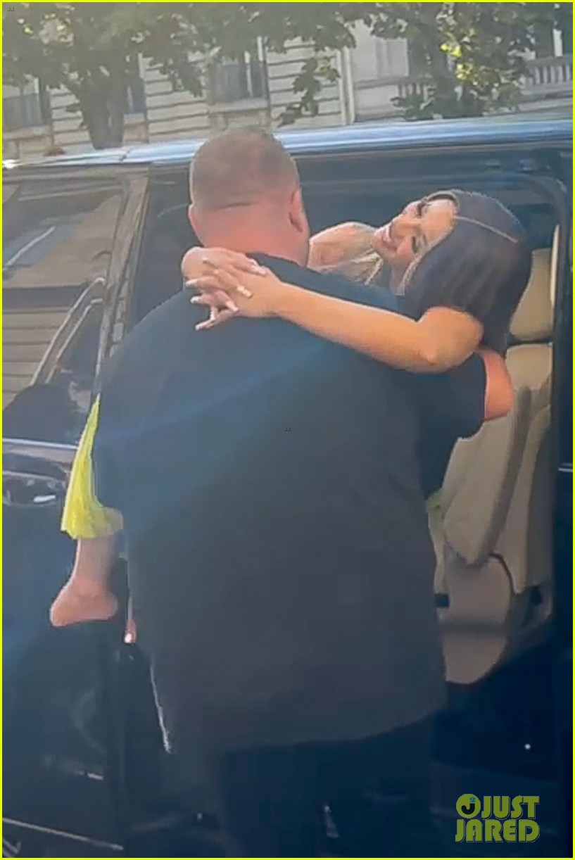 Cardi B Gets Carried Away By A Bodyguard After Attending Her Latest ...