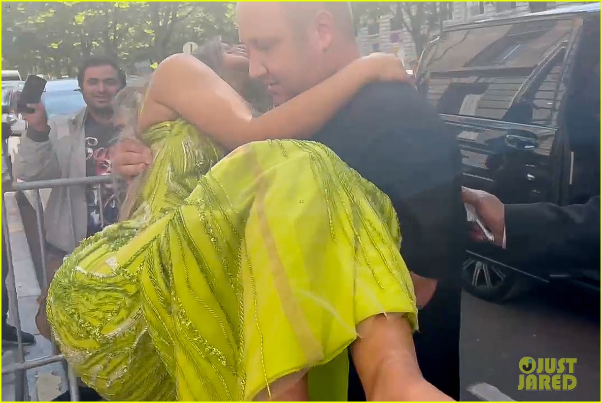Cardi B Gets Carried Away By A Bodyguard After Attending Her Latest ...