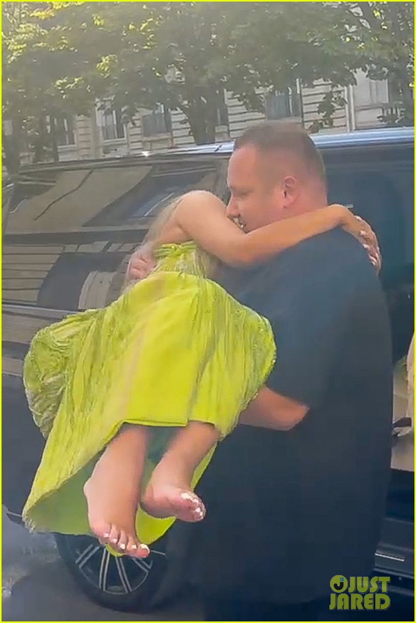 Cardi B Gets Carried Away By A Bodyguard After Attending Her Latest ...