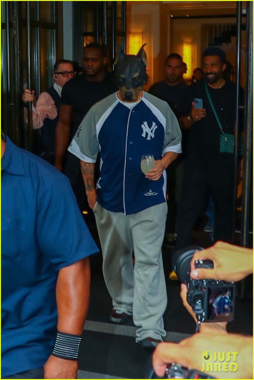 Photo: drake candids dog mask 04 | Photo 4956923 | Just Jared ...