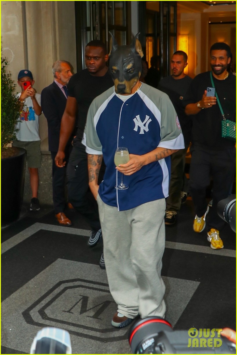 Photo: drake candids dog mask 06 | Photo 4956925 | Just Jared ...
