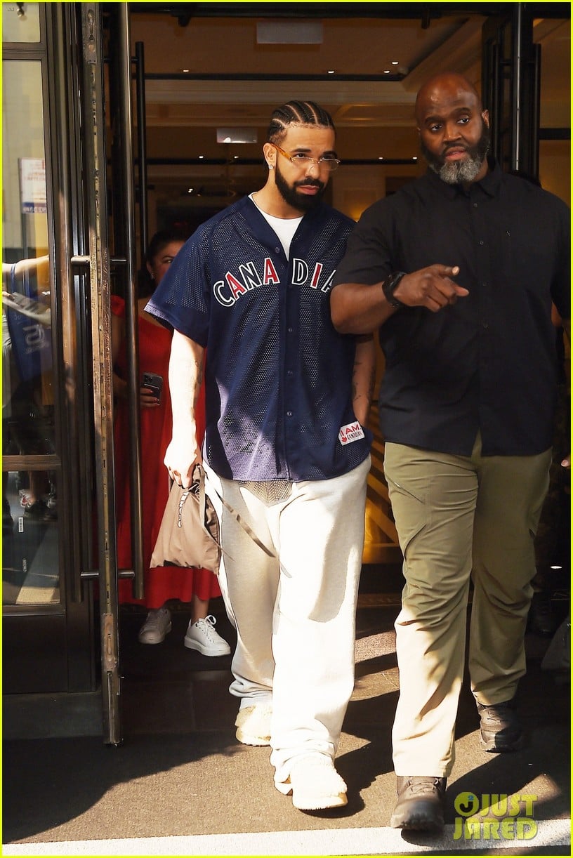 Drake Steps Out in NYC Ahead of His Performance at the Barclays Center ...