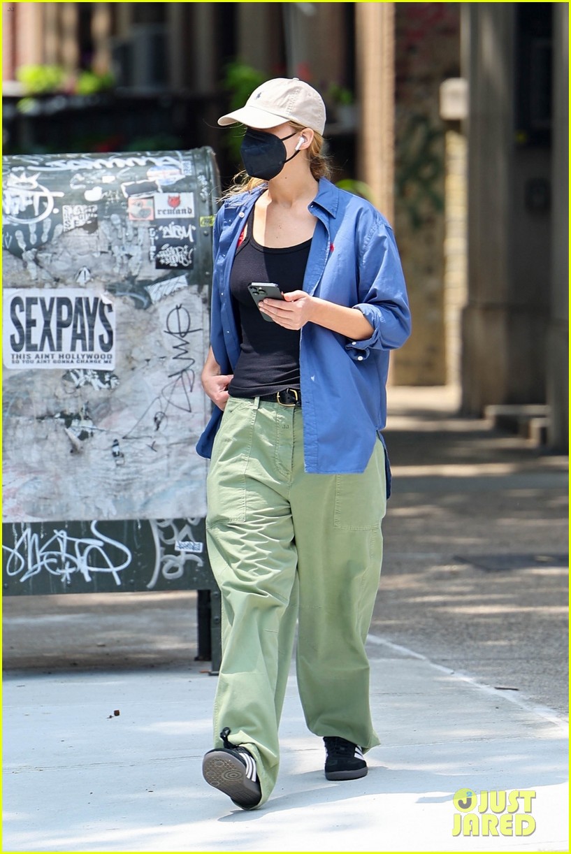 Jennifer Lawrence Masks Up While Out in NYC Amid Air Quality Concerns ...