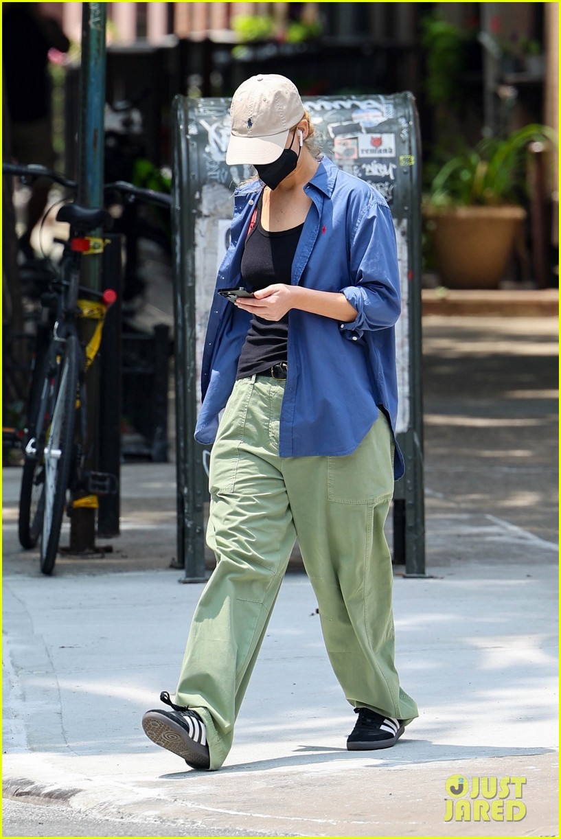 Jennifer Lawrence Masks Up While Out in NYC Amid Air Quality Concerns ...