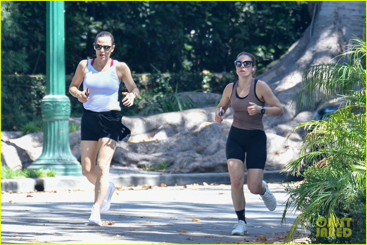 Jennifer Garner Heads Out for a Run Following Report She's Reprising ...